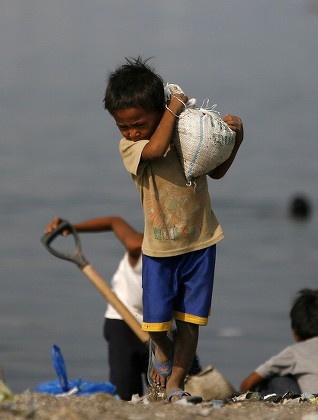 Filipino Children Work By Collecting Sand Editorial Stock Photo - Stock ...