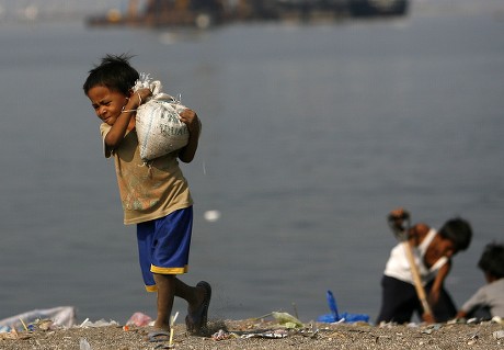 Filipino Children Work By Collecting Sand Editorial Stock Photo - Stock ...