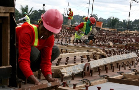 Filipino Constructions Workers On Their Daily - Foto de stock de ...