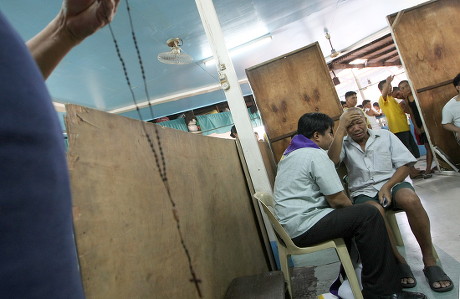 Filipino Inmate R Undergoes Confession Catholic Editorial Stock Photo ...