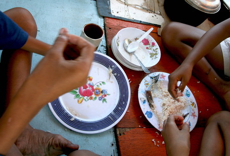 Homeless Filipino Children Having Their Lunch Editorial Stock Photo ...