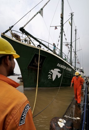Dockworkers Watch Greenpeace Flagship Rainbow Warrior Editorial Stock ...