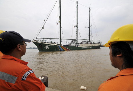 Dockworkers Watch Greenpeace Flagship Rainbow Warrior Editorial Stock ...