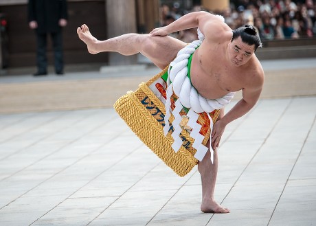 Sumo wrestlers perform traditional new year's ritual at Meiji Shrine ...
