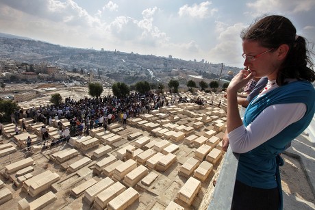 Israelis Gather Sprawling Jewish Cemetery On Editorial Stock Photo ...
