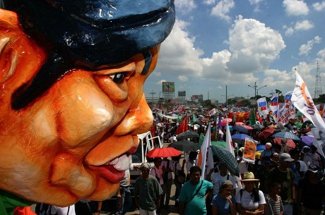 Effigy Philippine President Gloria Macapagalarroyo Foregrounds ...
