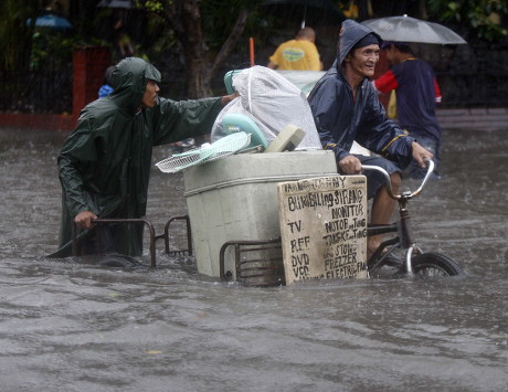 Filipinos Wade Through Floodwaters Manila Philippines Editorial Stock ...