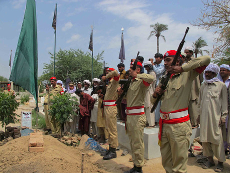 Pakistani Soldiers Prepare Fire Salute During Editorial Stock Photo ...