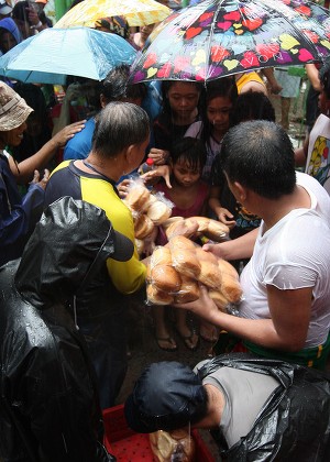 Filipino Flood Evacuees Crowd Around Truck Editorial Stock Photo ...