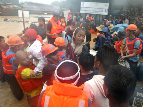 Filipino Rescuers Help Residents Their Evacuation Editorial Stock Photo ...