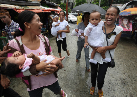 Filipino Mothers Walk Home Carrying Their Editorial Stock Photo - Stock ...