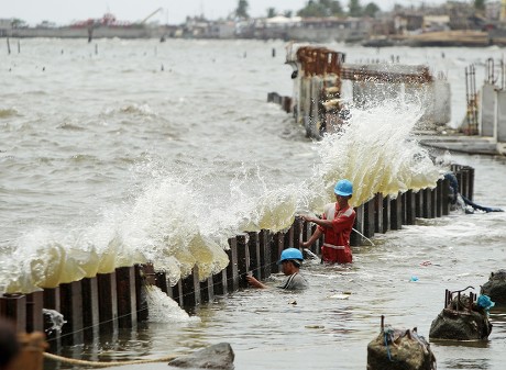 Filipino Workers Brave Strong Waves They Editorial Stock Photo - Stock ...