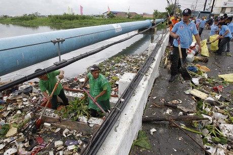 Filipinos Collect Debris That Clog Waterways Editorial Stock Photo ...