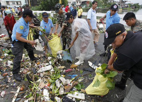 Filipinos Collect Debris That Clog Waterways Editorial Stock Photo ...