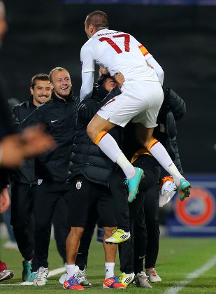 Burak Yilmaz Galatasaray Rcelebrates Bench Teammates Editorial Stock ...