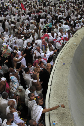 Muslim Pilgrims Throw Stones Symbolic Devil Editorial Stock Photo ...