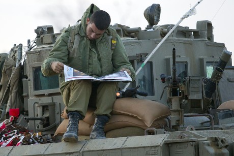 45 Soldier reading newspaper Stock Pictures, Editorial Images and Stock ...