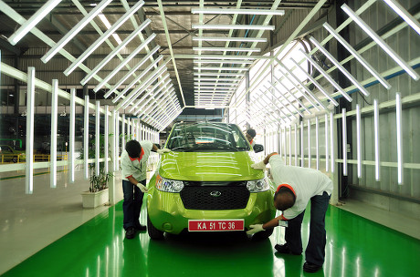 Indian Workers Check Mahindra Reva Green Editorial Stock Photo - Stock ...