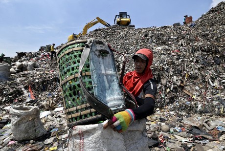 Indonesian Scavengers Collect Recyclable Plastics Bantargebang ...
