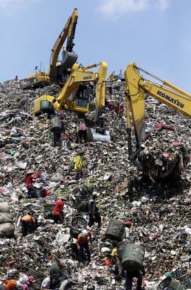 Indonesian Scavengers Collect Recyclable Plastics Bantargebang ...