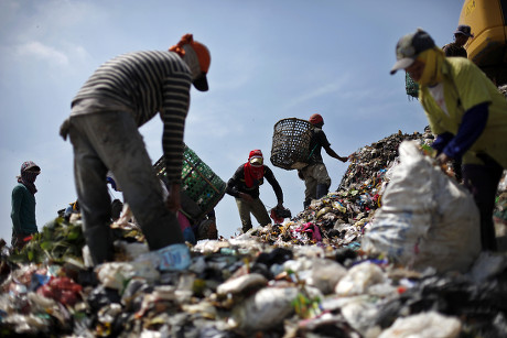 Indonesian Scavengers Collect Recyclable Plastics Bantargebang ...