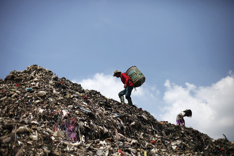 Indonesian Scavengers Collect Recyclable Plastics Bantargebang ...