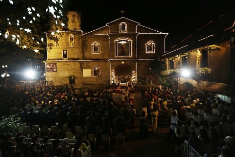 Filipino Catholics Attend Traditional Misa De Editorial Stock Photo ...