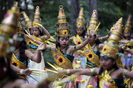 Filipino Children Clad Colorful Indigenous Costumes Editorial Stock ...