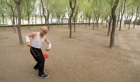 Man Juggles His Singleheaded Diabolo Park Editorial Stock Photo - Stock ...