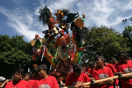 Balinese Hindus Carry Giant Effigies Symbolizing Editorial Stock Photo ...