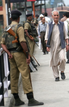 Indian Paramilitary Troopers Stand Guard Srinagar Editorial Stock Photo ...
