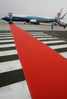 Red Carpet Leads Boeing 737900er Aeroplane Editorial Stock Photo ...