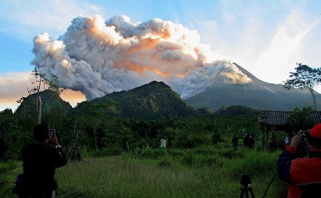 Mount Merapi Spews Huge Hot Thick Editorial Stock Photo - Stock Image ...