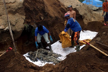 Volunteers Relocate Corpses Tsunami Victims Mass Editorial Stock Photo ...