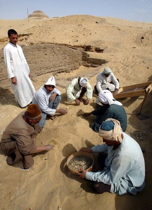 Egyptians Workers Sift Through Earth Brought Editorial Stock Photo ...