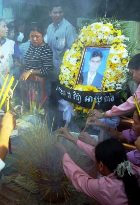 Crowd Mourners Gather Around During Funeral Editorial Stock Photo ...