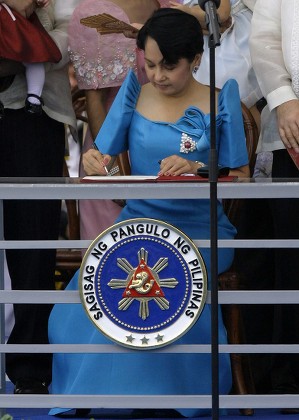Gloria Macapagalarroyo Signs Copy Her Oath Editorial Stock Photo ...