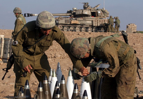 Israeli Soldiers Ready Artillery Shell During Editorial Stock Photo ...