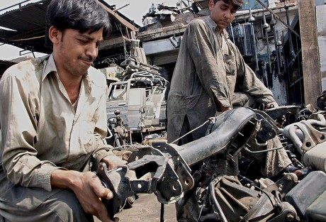 Pakistani Car Mechanics Work Workshop Peshawar Editorial Stock Photo ...