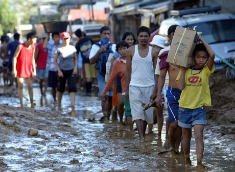 Filipino Villagers Walk Barefoot Devastated Town - Foto de stock de ...