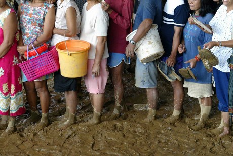 Filipino Villagers Queue Food Relief Devastated Editorial Stock Photo ...