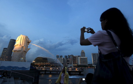 Tourists Take Pictures Iconic Merlion Statue Editorial Stock Photo ...