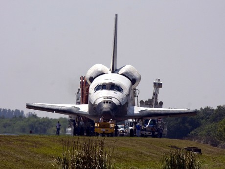 Space Shuttle Discovery Moves Along Tow Editorial Stock Photo - Stock ...