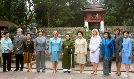 Vietnam Apec Leaders Spouses Visit - Nov 2006 Stock Pictures, Editorial ...