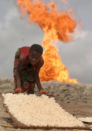 Local Nigerian Girl Dries Tapioca Local Editorial Stock Photo - Stock ...