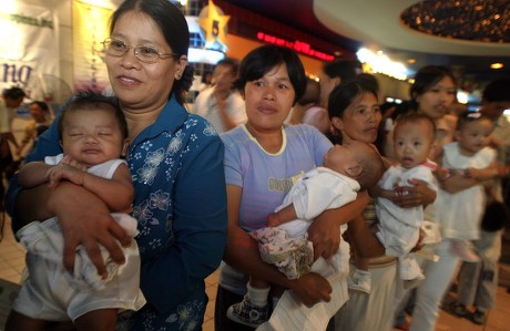 Filipino Mothers Their Young Babies Wait Editorial Stock Photo - Stock ...