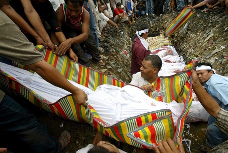 Philippines Muslim Burial - Mar 2005 Stock Pictures, Editorial Images ...