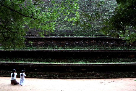Sri Lankan Buddhist Devotees Pay Homage Editorial Stock Photo - Stock ...