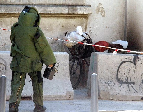 Bomb Defusal Expert Approaches Bicycle Suspicious Editorial Stock Photo ...