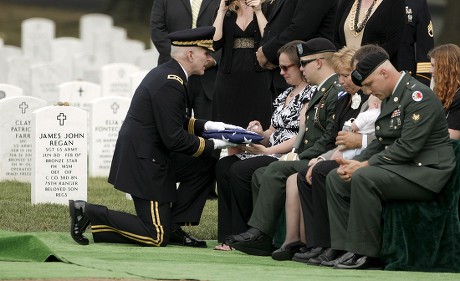 Burial Flag Presented Dara Lamie Widow Editorial Stock Photo - Stock ...